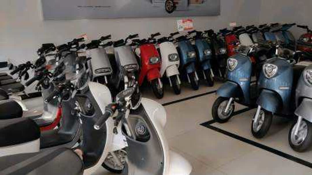 到镇上卖电动车的店里看看,名牌的比普通牌子的贵不少啊