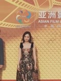 杨幂走红毯,穿礼服配运动鞋,这么任性估计只有她了!
