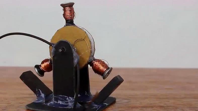 在螺丝外面绑上线圈,老外做出一个直流电机,这脑洞你给几分?