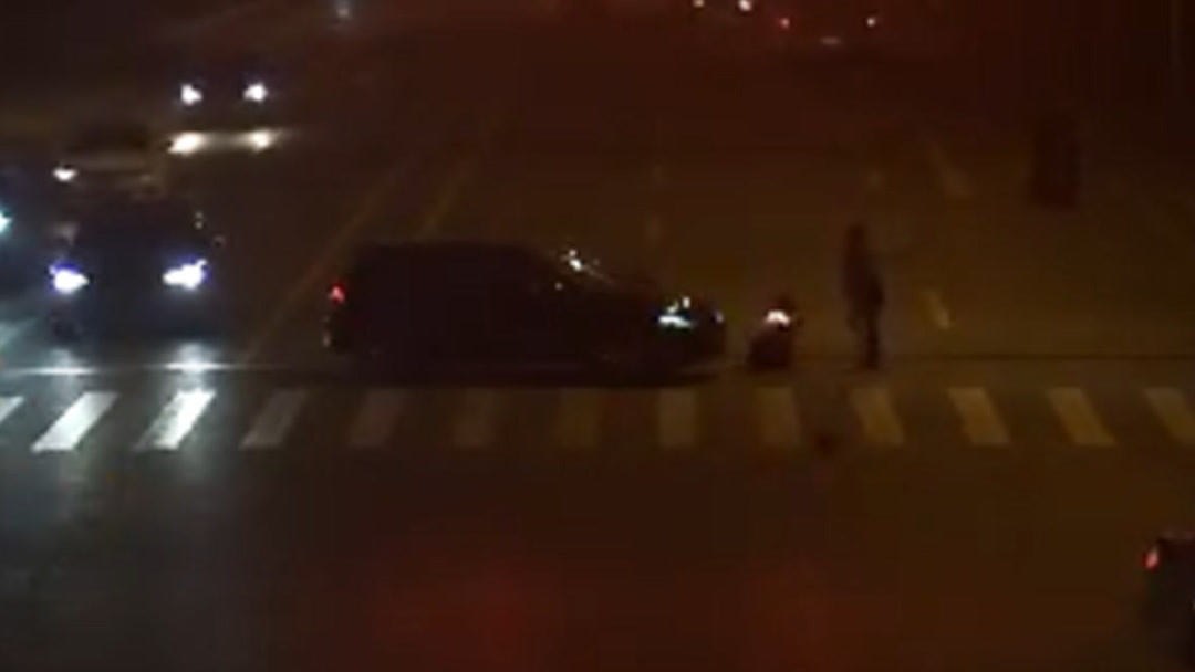 电动车越双黄线强行超车 小车掉头时将其撞倒