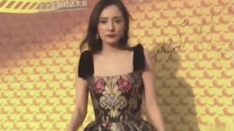 杨幂居然穿运动鞋走红毯,一提漂亮的裙子,全都暴露了!