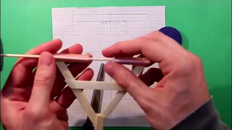 使用橡皮筋做动力制作一个玩具车,材料随处可见,制作超简单