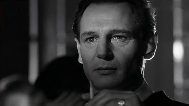 辛德勒的名单:辛德勒会办事,看到军界大佬过来,立马送去一瓶酒