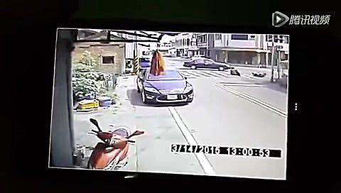 史上最倒霉的人 被车撞还给狗咬