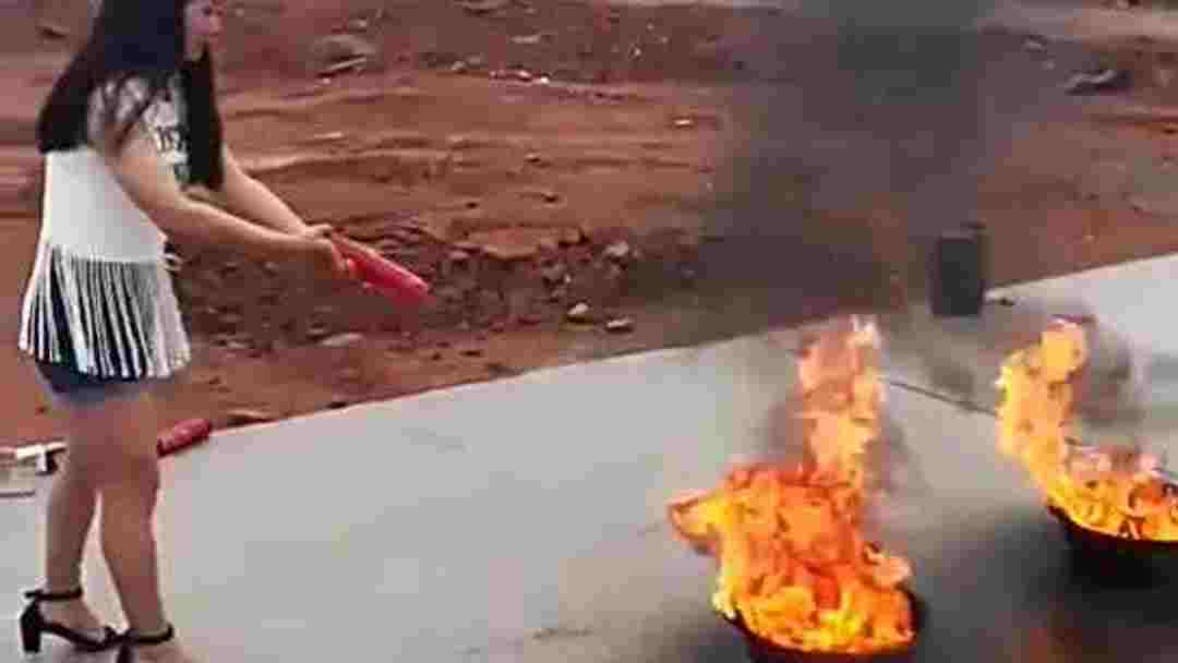 正确使用灭火器