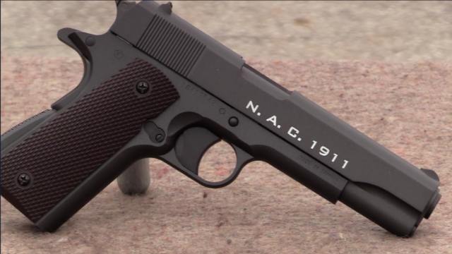 玩具版M1911手枪,这加弹方式也太特别了吧