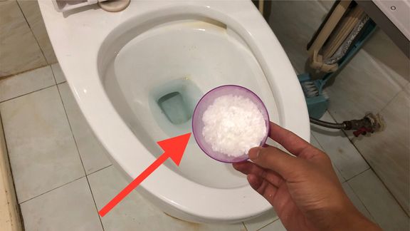 马桶里倒一碗,不管多脏多厚的黄渍,一冲马上就干净,省钱又省事