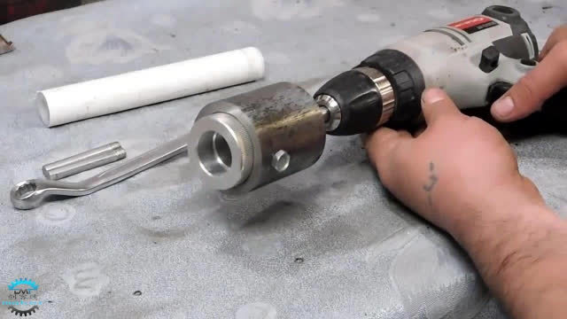 技术宅给小工具做了一个套筒,就可以装在手电钻上面