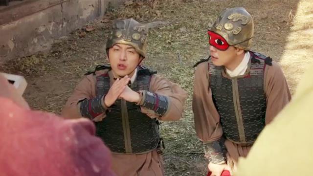 小兵请假回家过年,没想到军师一句话,二人直接被开除!