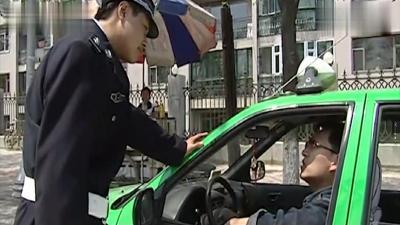 七尺男儿:交警路上乱罚款,不想罚款对象就是上级,交警吓得不轻
