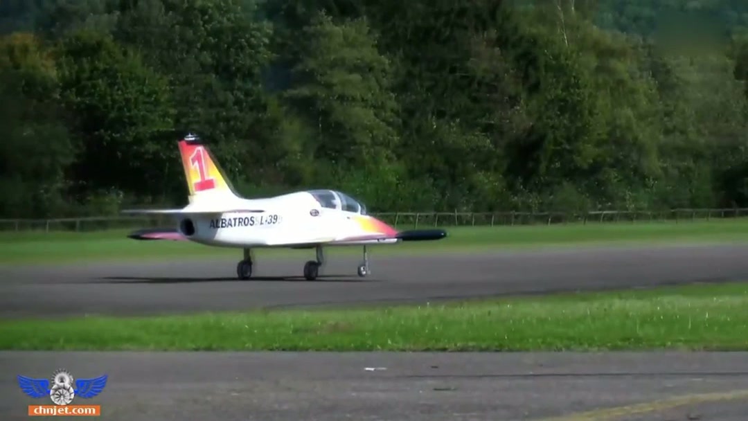 大型L-39 Albatros涡喷模型飞机表演