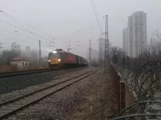 国际列车,共产党员号机车牵引丹东开往北京的K28次即将抵达天津站