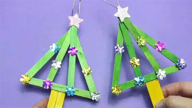 宝宝学折纸圣诞节手工圣诞树挂饰制作,好玩的DIY手工作品