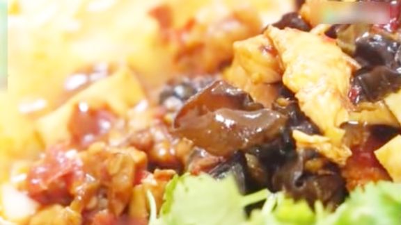 一把去皮刀,农村媳妇做出一锅的美食,孩子等不及先端走一盆