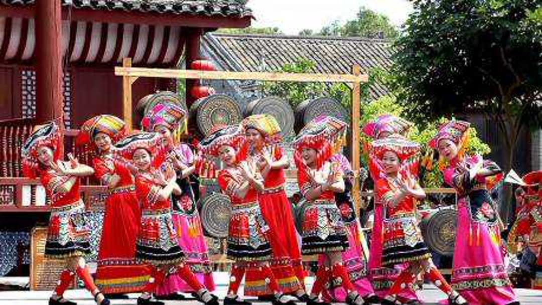 轻歌曼舞、舞台炫丽,广西桂林的壮族特色舞台表演