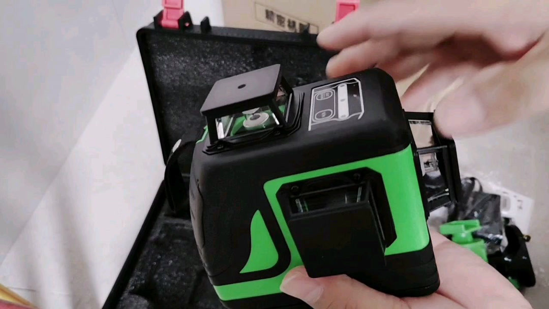 装修小伙亲自试验网购工具,墙面顶找平用的贴墙贴顶红外线水平仪