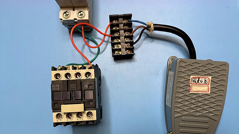 电工知识:脚踏开关使用方法,接线步骤实物讲解,运行演示