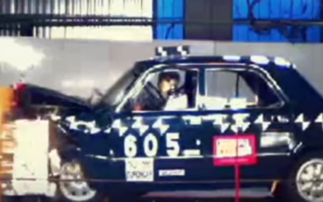 伏尔加 3110轿车正面50%碰撞测试(2002)