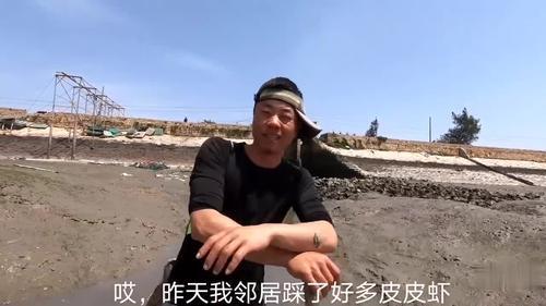 邻居的皮皮虾把小孩馋哭了,农村小伙特意赶海抓皮皮虾,给孩子们解馋