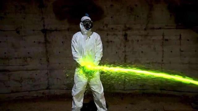 小伙买来10000根荧光棒,将里面的荧光剂喷在身上