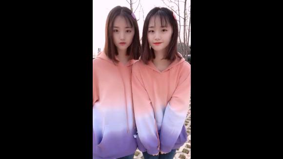 一模一样的双胞胎美女,你分的清哪个是哪个吗