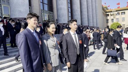 党的二十大开幕会结束,党代表们走出会场合影留念