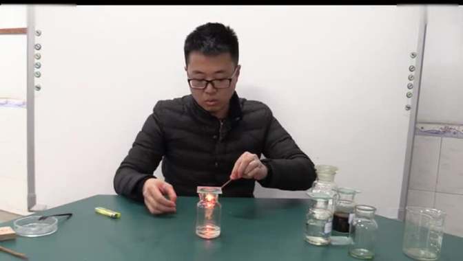 《小苏打和白醋的变化》实验