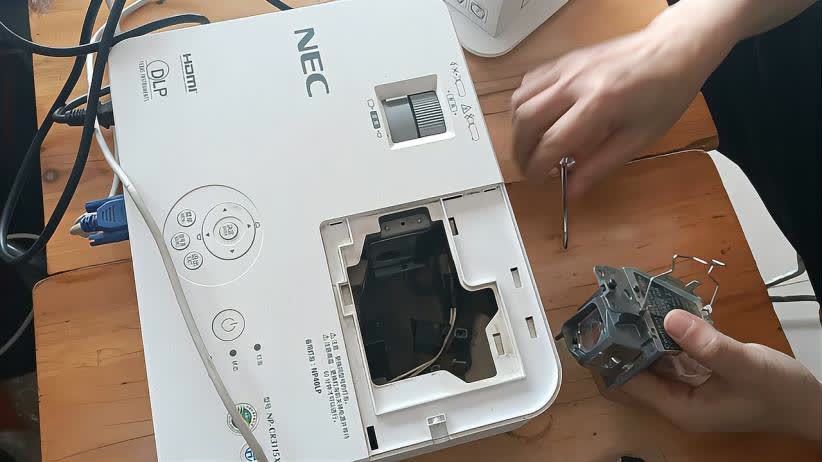 NEC投影仪更换灯泡故障排除