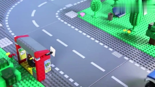 趣味动画,乐高人的房子着火了,消防员马上展开营救灭火!