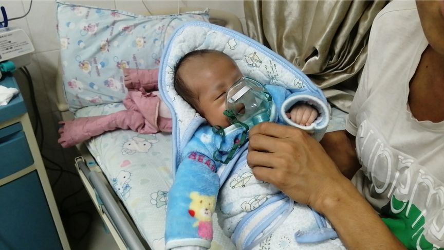 这么小的孩子得了支气管炎又是打针又是做雾化的…