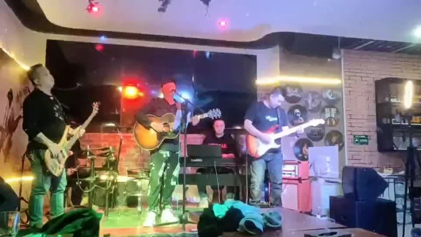 你的答案乐队现场版#柒月里音乐餐吧##哈密石油基地@