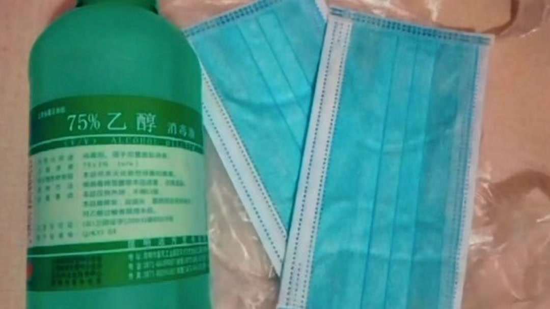 问我口罩在哪儿买的朋友,口罩是健之佳(这次是医用口罩啦),酒精是一心...