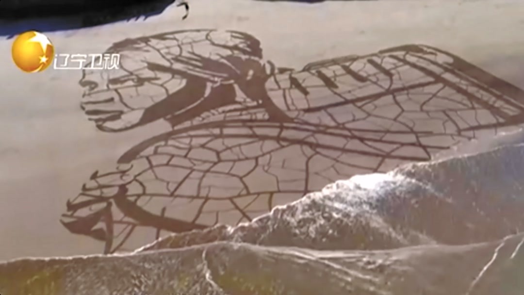 英国慈善机构沙滩作画迎接世界水日,告诫:节约用水,从你我做起