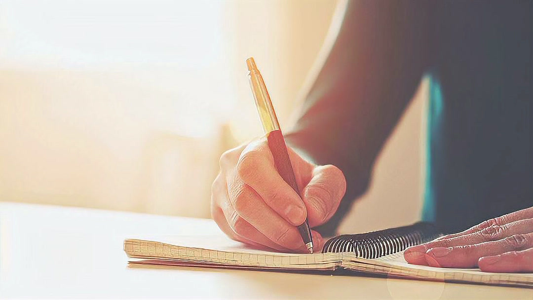 写字占满格,不是肘部位置不对,就是写的字离右眼太远了