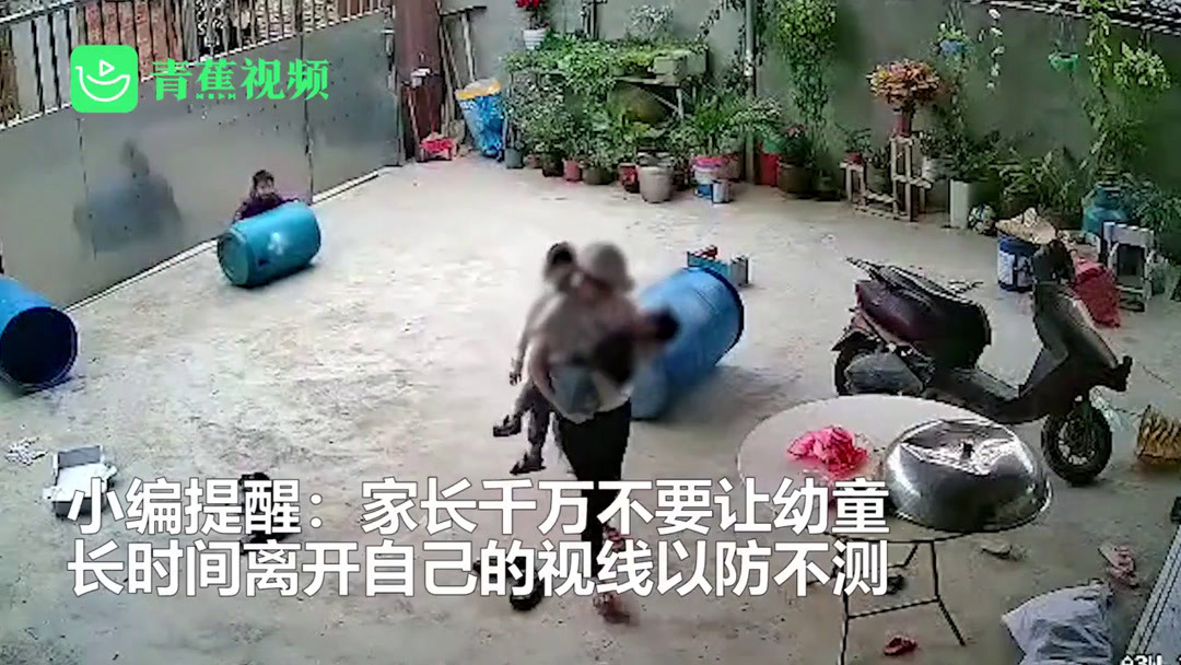 三岁弟弟玩拴门绳不慎被勒脖吊门上 六岁姐姐托住腰部救下一命
