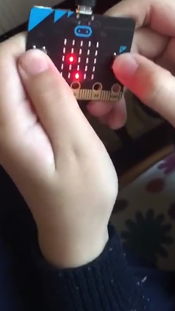 我学生用microbit做的接水果小游戏,还记得我们小时候玩的游戏机