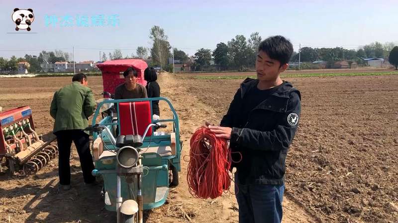 看农村怎么种植小麦的?小伙子站在机器上种地!