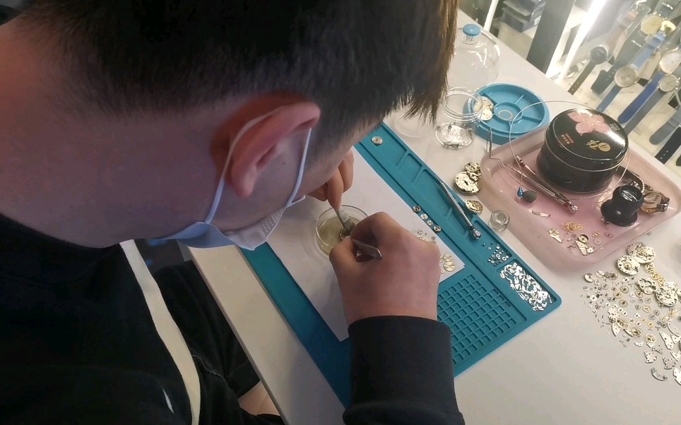 大家好我是小杜,努力成为一名合格的钟表维修师