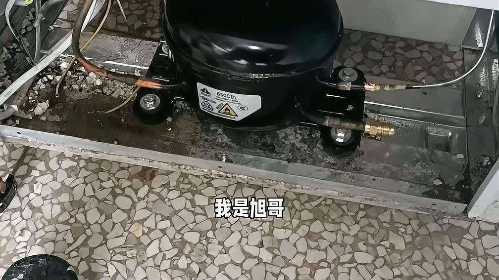 今天们看这个制冷剂加注口里面的气门芯怎么安装