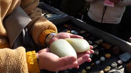 近年来,随着和田玉市场的发展,鸭蛋青碧玉非常热门!