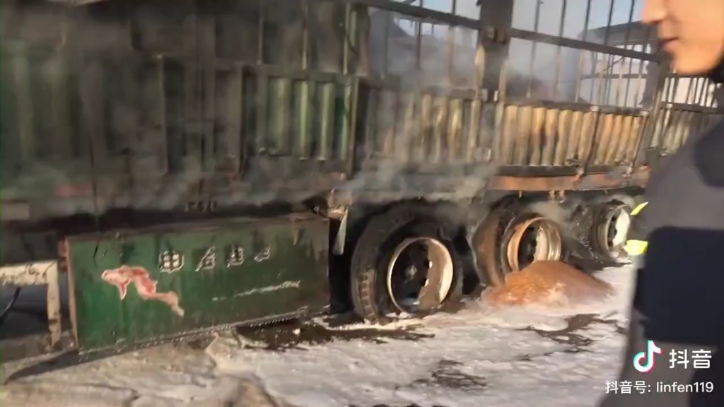 临汾消防高速上使用自吸泡沫枪扑灭半挂火灾