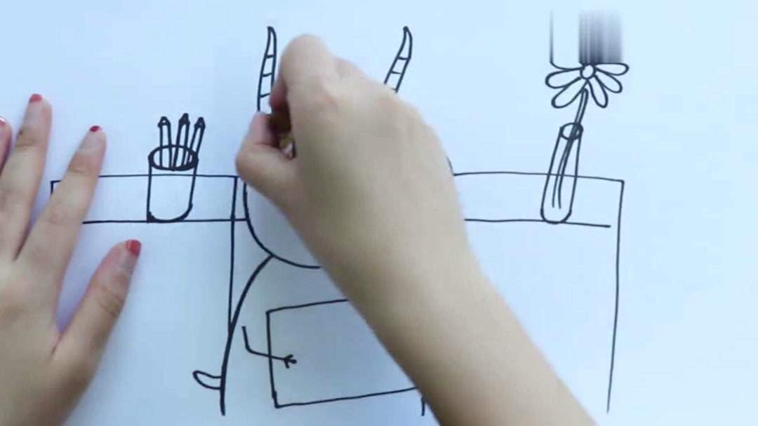 羚羊夫人把大家画的画放到了信封里,她想要寄给土豆先生