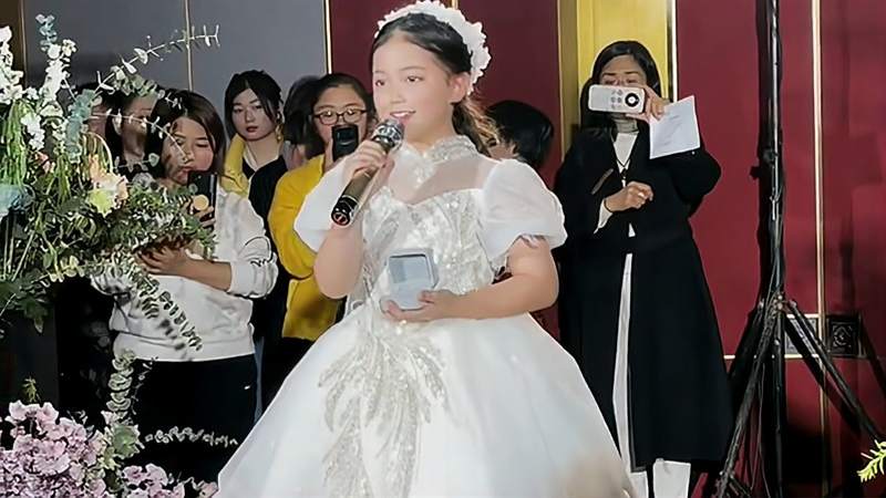 李悟在婚礼上唱歌声音太好听了,真是优秀的小姑娘