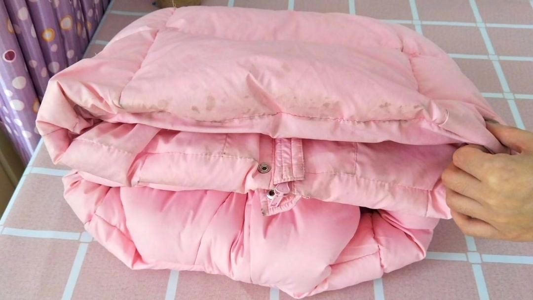 羽绒服脏了不用送干洗店,教你诀窍,污渍轻松去除,不用晒都能穿