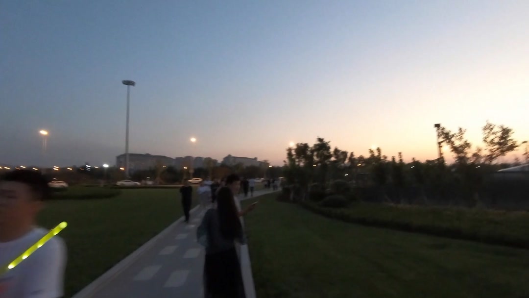 2018许巍大连演唱会入场人山人海