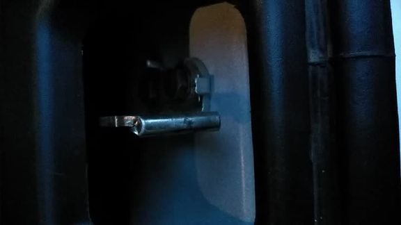 后备箱的安全锁扣非常结实可以保护住后备箱的东西不被盗窃