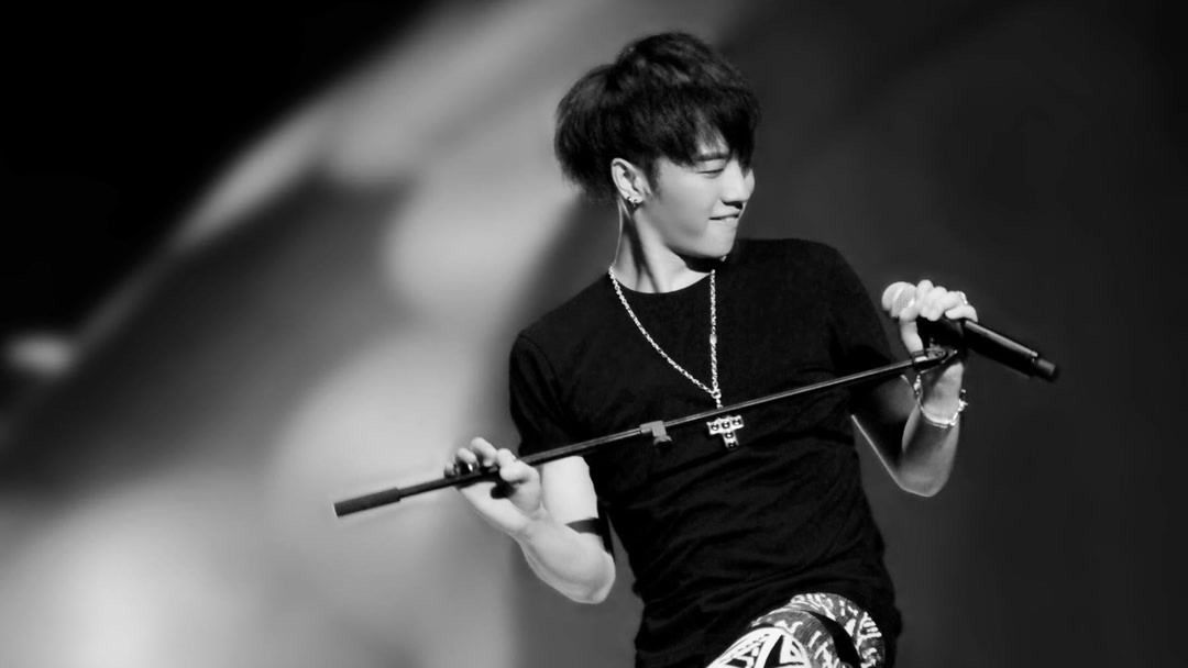 华晨宇:演唱会深情飙歌,自弹自唱听哭粉丝!