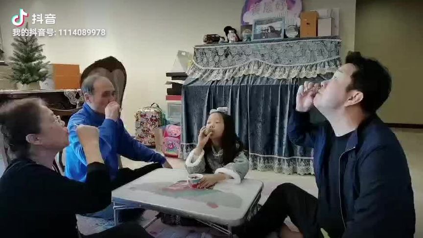 家庭轻喜剧《画蛇添足》演出成员:旁白妈妈主演:女儿噜噜助演