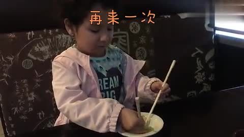 国外小孩吃饭第一次使用筷子,接下来的画面,妈妈看了哭笑不得