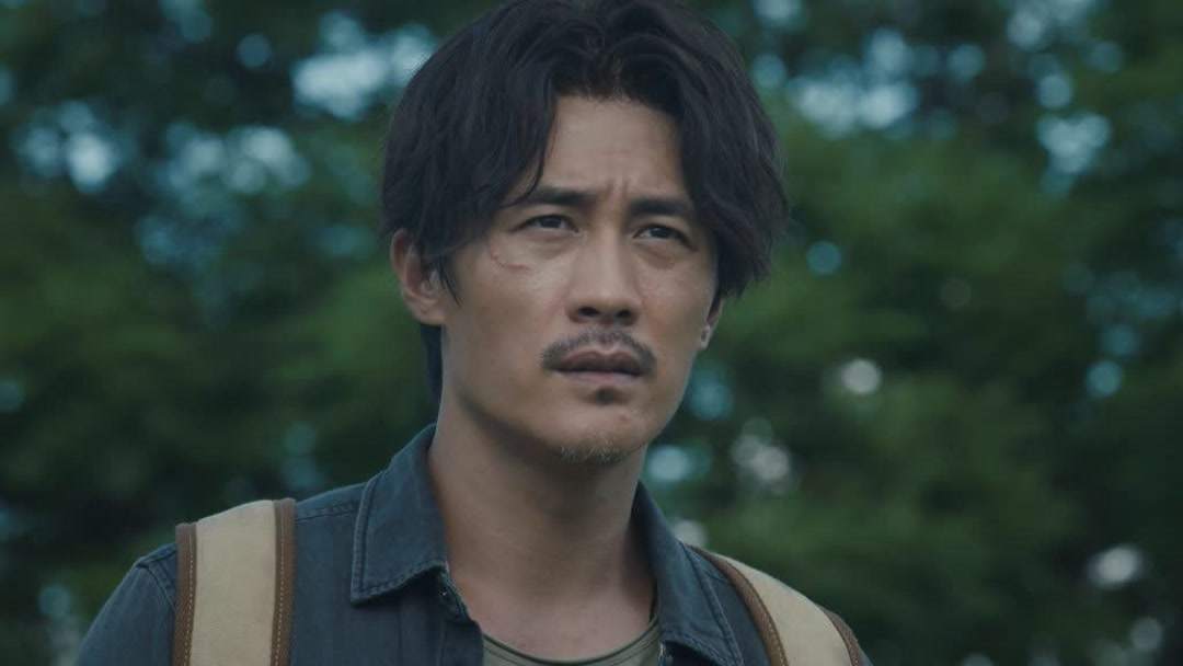 罗燃和宁羽走到了铁门前铁门却突然打开了! 吓得罗燃立马拔枪